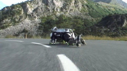 老外在身上装满滑轮, 滚的速度比汽车还快, 网友: 减速怎么办?