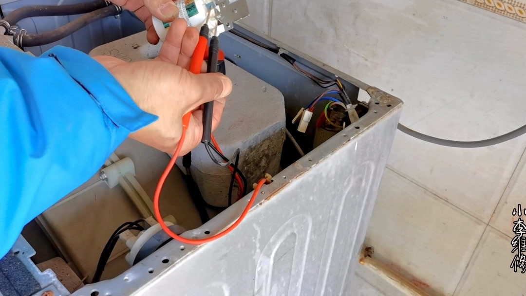 滚筒洗衣机不通电,原来是这个小零件坏了,看看自己也能修