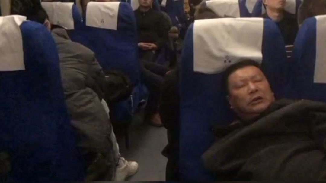 实拍春运火车应座上,千其百怪的睡姿,只有你没想到的