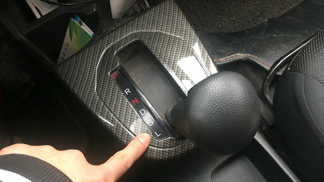 行驶中可以直接挂S,L挡吗?要踩刹车吗?上路操作演示给你看