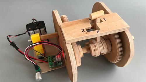 DIY牛人用胶合板自制汽车变速器模型, 可以清楚它的工作原理