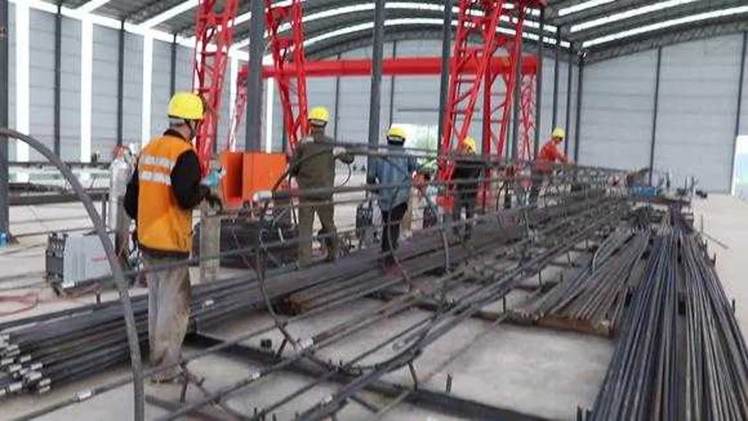 师傅们钢筋笼高效制作中!