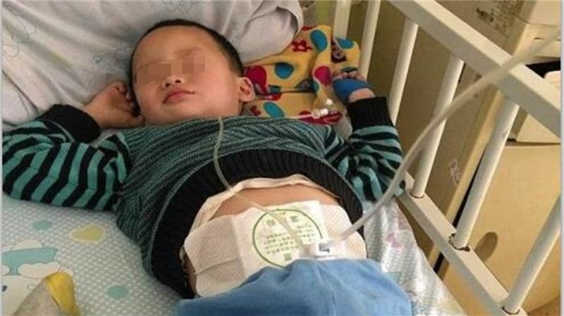 3岁试管男孩患罕见病无法站立,妈妈却无力哄抱:想死的心都有了