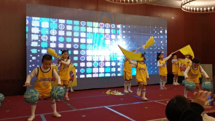篮球ߏ�表演,幼儿园新年演出!双手排球