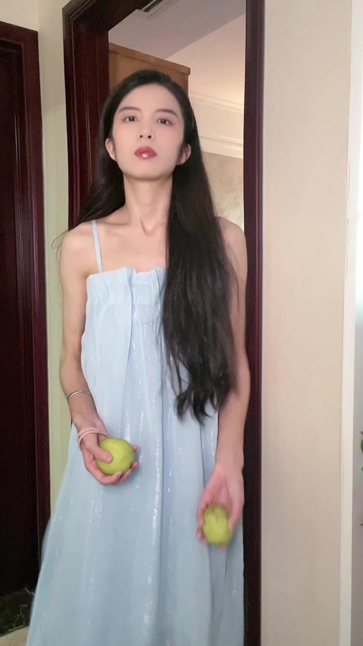 昨天吵架说今天要去离婚,这一大早给我送来个梨,看这态度是要和好呀,...