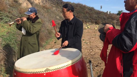 农村传统文化仪式,锣鼓喧天,非常有气势的民乐演奏