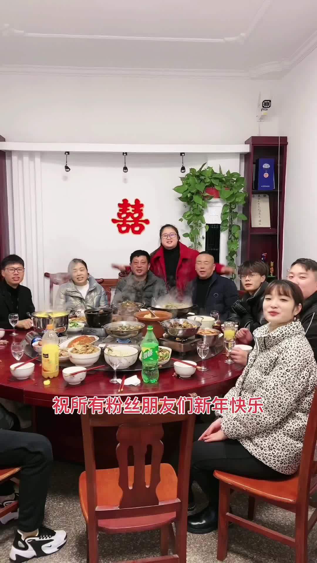 今日除夕,辞旧迎新,虎年大吉大利,祝大家新的一年好运连连,平安健康,...