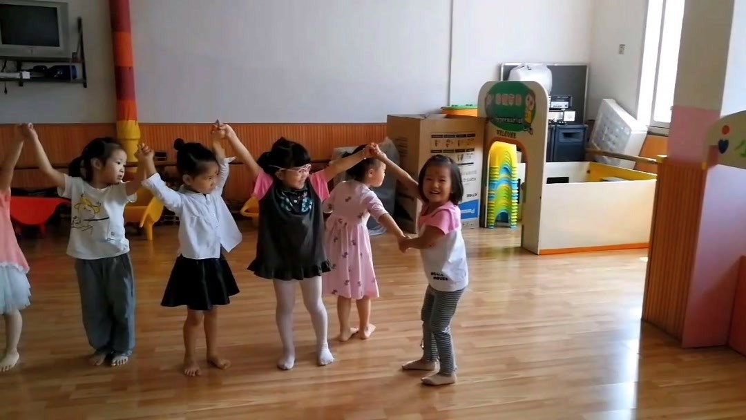 共抗疫情,新学期幼儿园小班幼儿游戏,开学回来都不记得动作了!