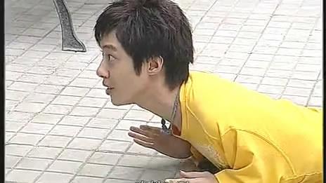 两小伙在小区里模仿动物行为,保安怎么劝说都依旧,保安傻眼了