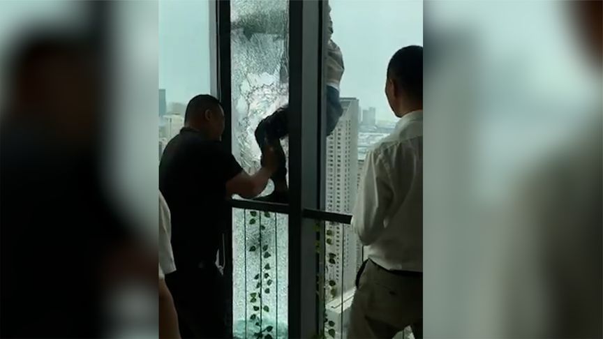 好险!男子35层高空作业安全带欲脱落 业主敲碎玻璃救人