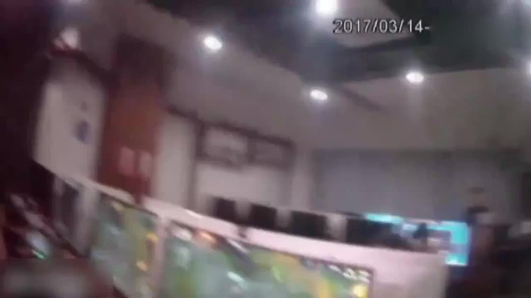 江苏宿迁:网吧老板手握一沓身份证 供未成年上网