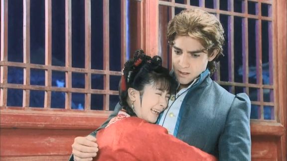 新还珠格格:小燕子深夜看望飞儿,抱着马狂说对不起,太可爱了