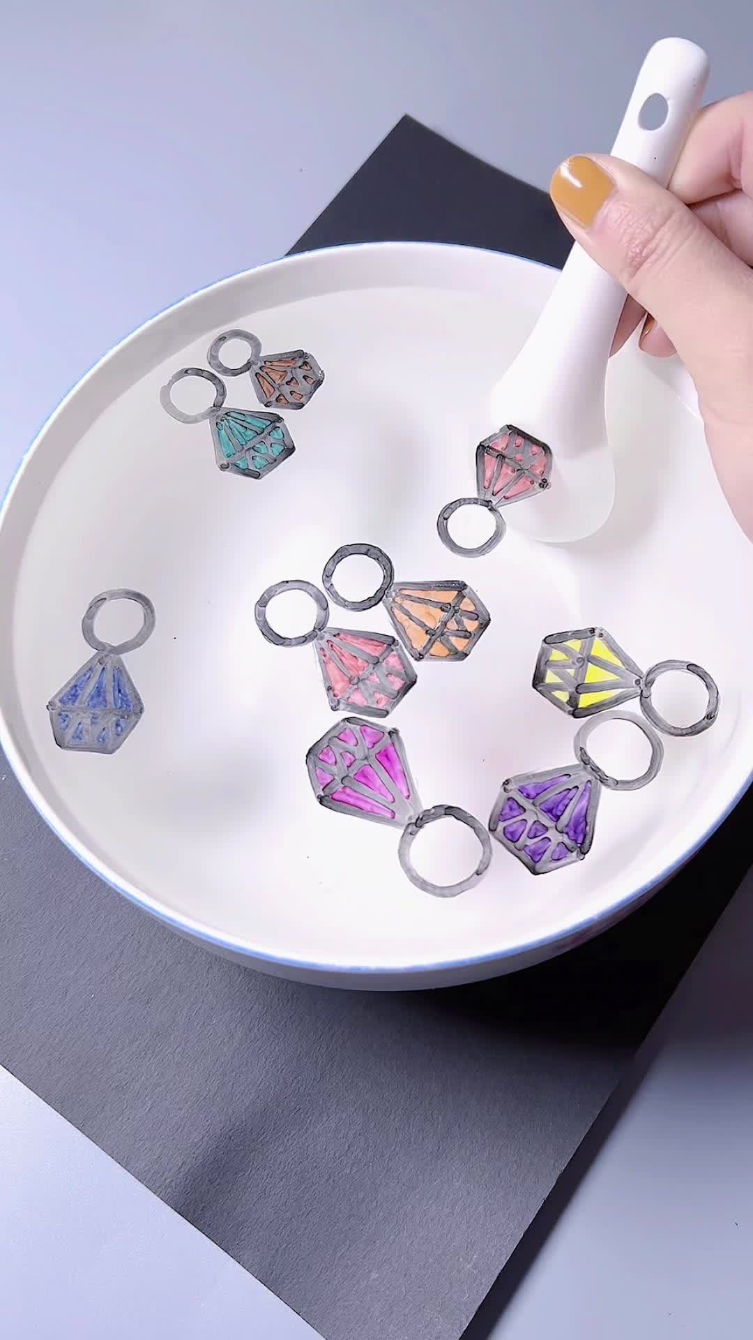 今天女神节,用漂浮笔画了几个钻戒送给妈妈,钻戒这样画很简单哟