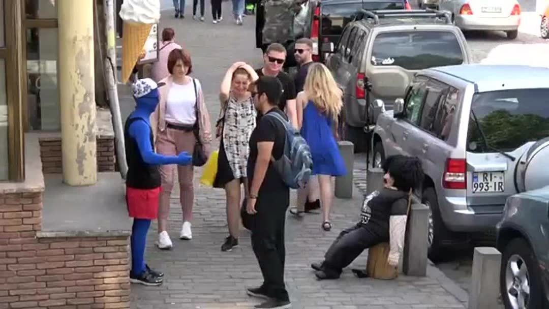 恶作剧:街头假人模特突然复活,把路过的行人吓一跳