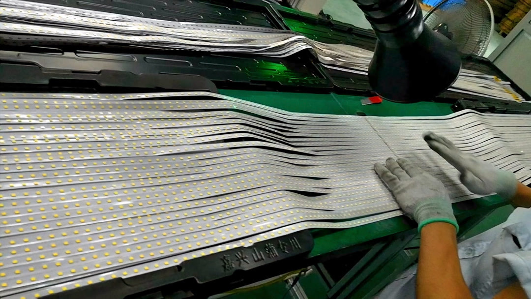 LED节能灯的生产过程,这就是老师傅的焊接动作,高效