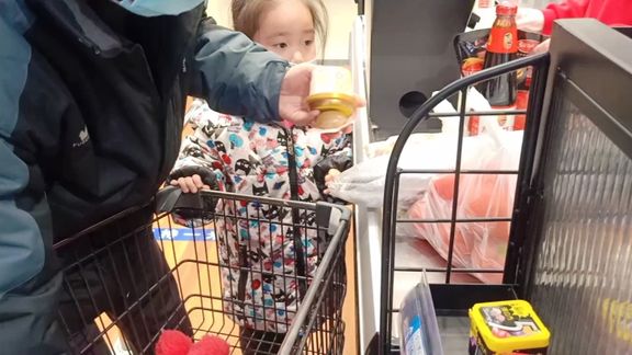 和苒苒去超市,不要玩具不要贵的一个奶酪就满足了,就怕妈妈花钱