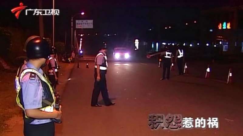 嫌疑人作案后逃跑,警方双管齐下加大力度,公开悬赏捉拿逃犯