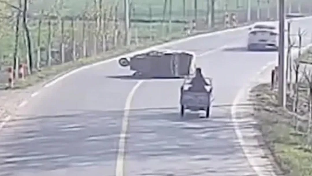 三轮车怎么没想到,小车会这样开车!#交通安全 #交通事故