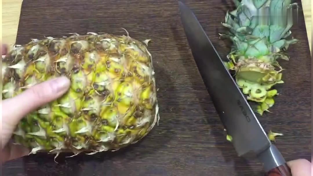 凤梨的这种切法我还是第一次见,无需削皮就吃到果肉,好看不脏手