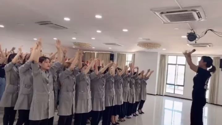 -玲丽广州总校优秀学员晨会主持