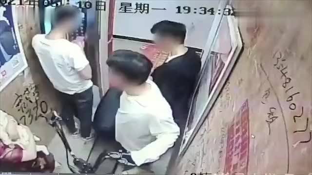 恐怖!电动车在电梯内爆燃起火致5伤 其中包括一名婴儿