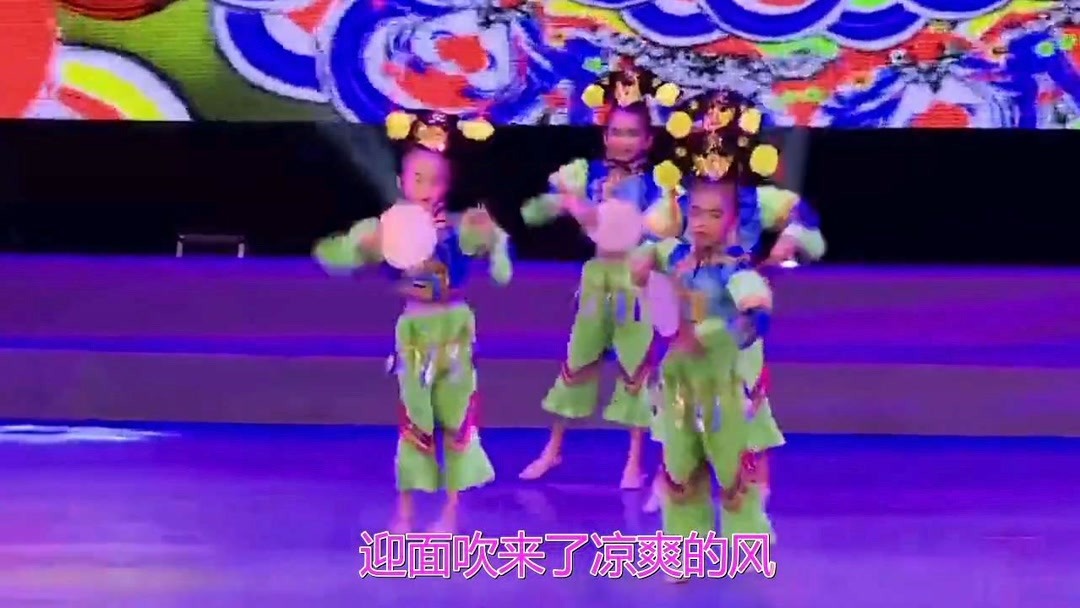 儿童歌曲的一首《让我们荡起双桨》,太牛了,歌声醇厚