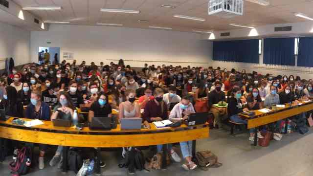 法国开学季群体感染频发,索邦大学确诊68例:上课“人挤人”