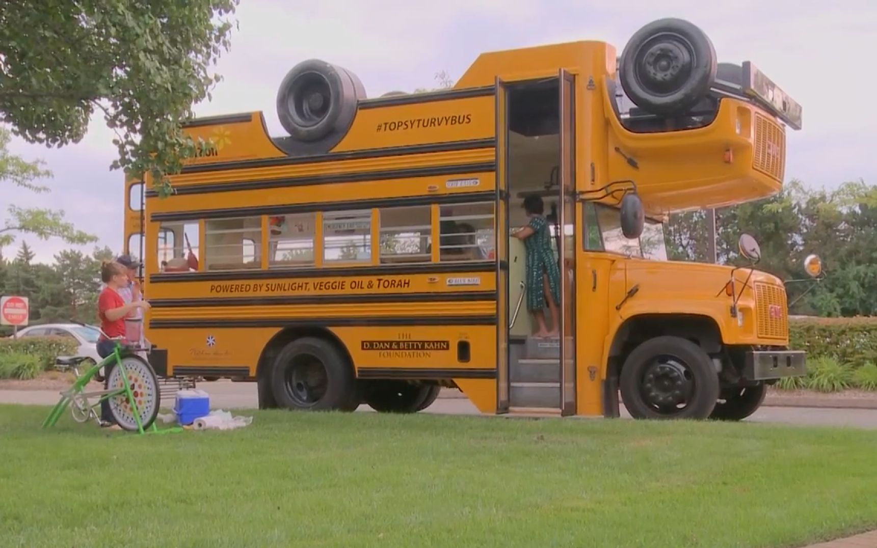 这辆奇葩校车,上下对称,翻车了也能开吗?