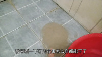 小伙租的房子卫生间积水不断,网购3分钟速凝堵漏灵,感觉被骗了