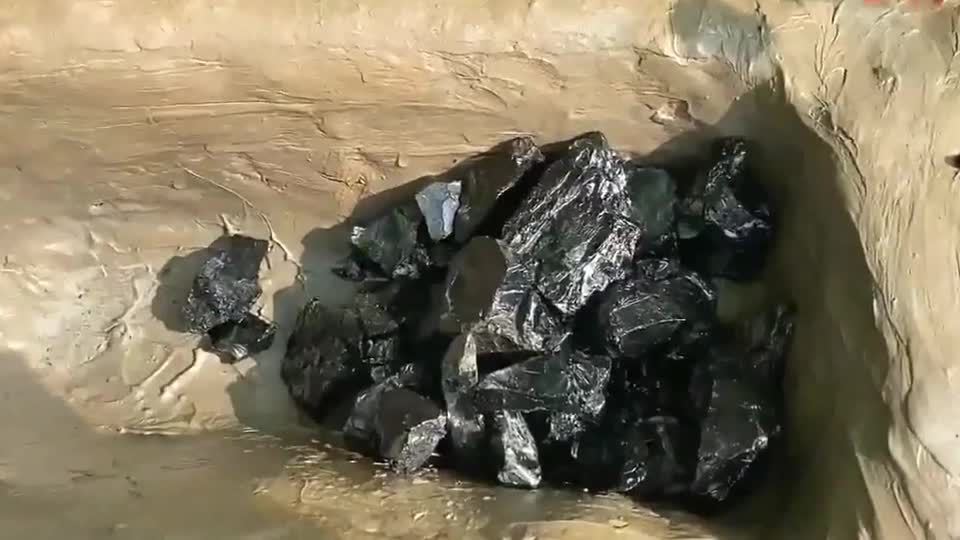 野外生存,如何自制简单的蒸馏器,将海水蒸馏成可饮用的淡水