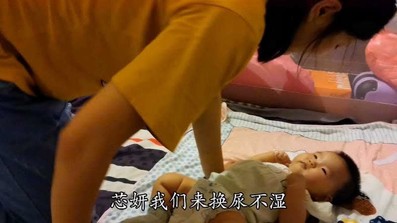 宝妈给2个月的女儿换尿不湿,全程讲解 网友:太细心了