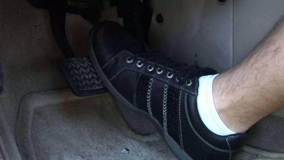 汽车发动有异响 一踩离合就没了是什么原因呢?