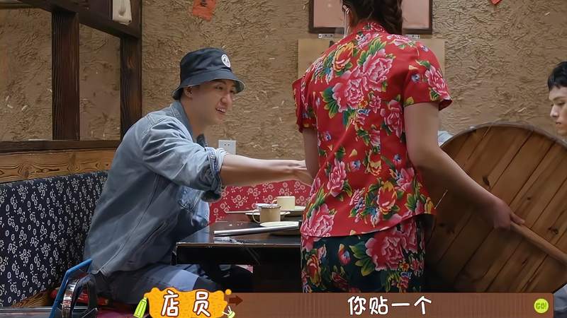 黄景瑜吃铁锅大鹅,当看到服务员操作后,忍不住也想学丨不做家务