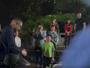 30秒|送别袁隆平院士 不少群众夜间快递送花