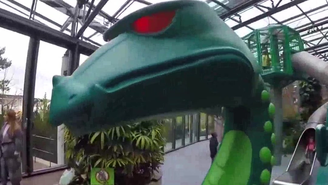 小正太玩手摇螺旋桨小船 母婴 儿童 少儿