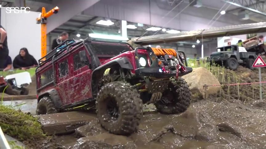 遥控模型越野车 在泥泞的道路中 行走