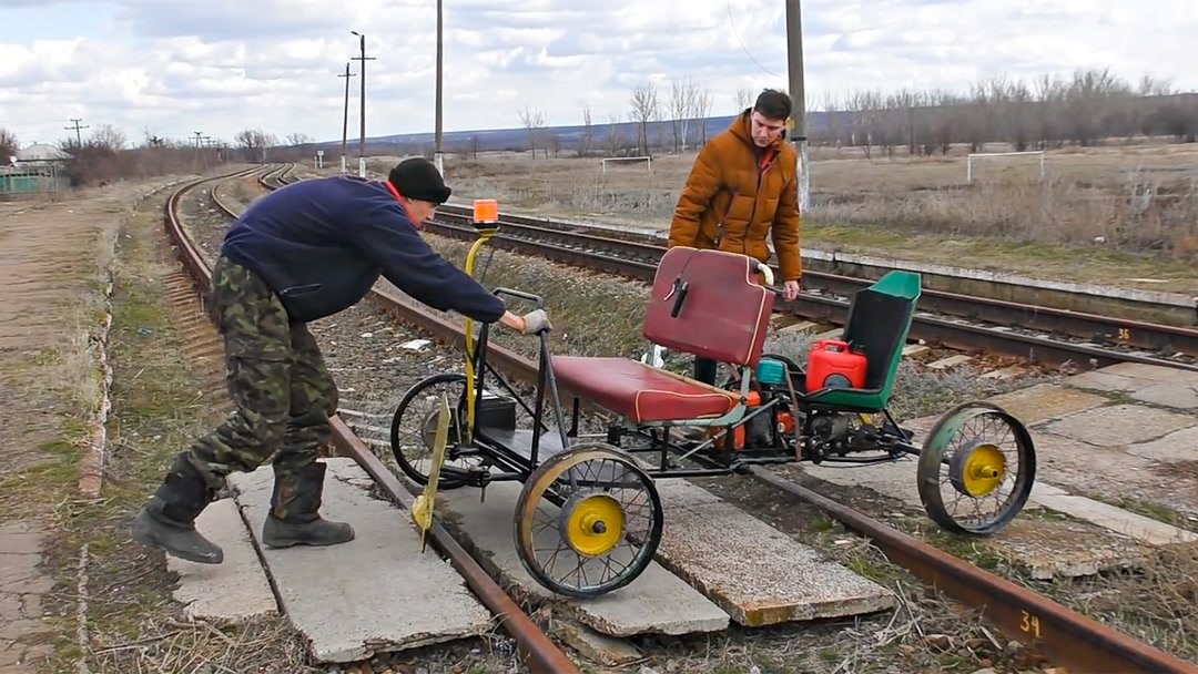牛人自制超简易铁轨火车,能在铁轨上跑的汽车,太炫酷了