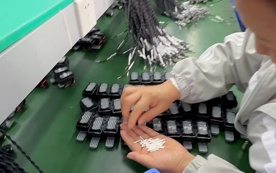 生产一款线束,有数不清的工序,只需几十个人共同完成!