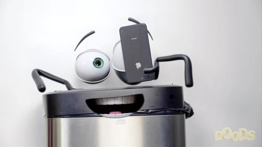 搞笑外国动画:垃圾桶也爱玩手机?小心生活的恶作剧!