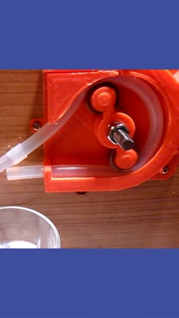 什么是"蠕动泵",滚轮旋转就能抽出液体,它是怎么工作的