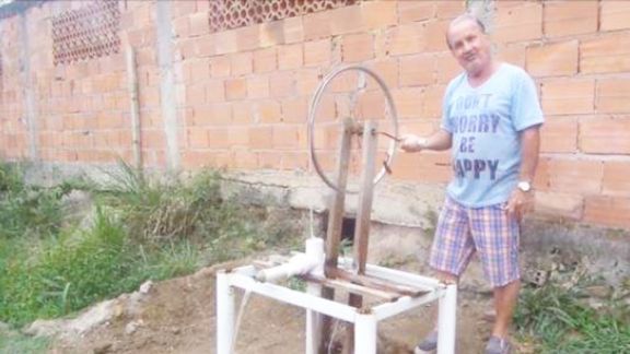 农村老大爷发明“手动”抽水泵,不用油不用电,20元造一台