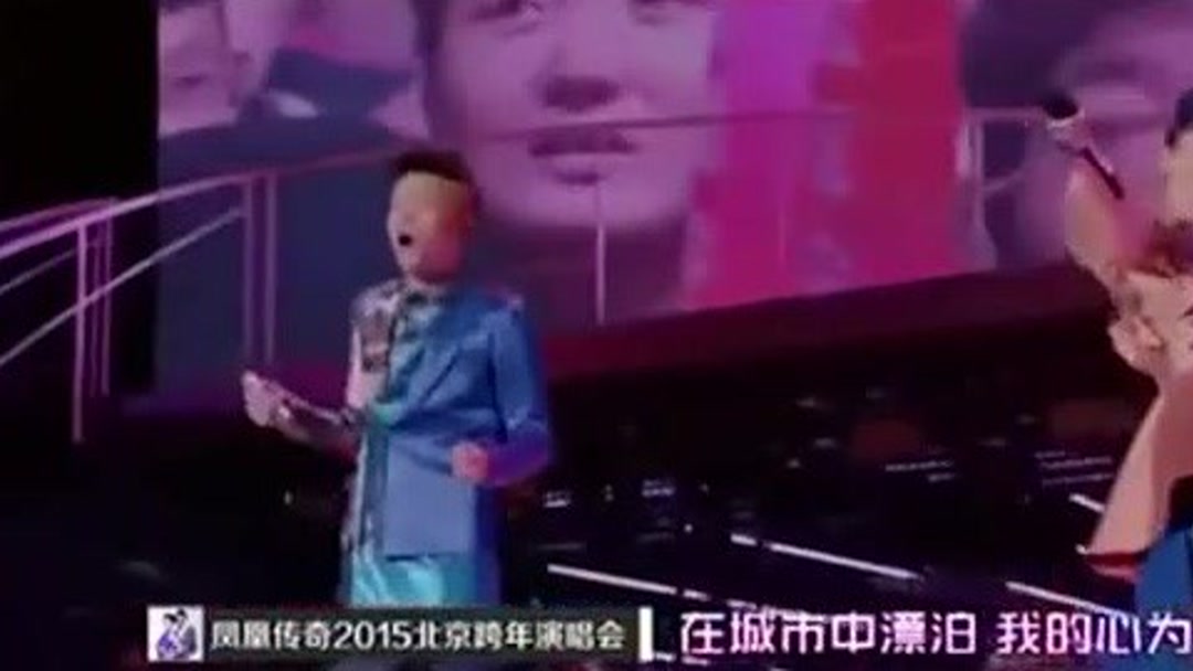 凤凰传奇演唱《郎的诱惑》,歌曲甜蜜欢快,观众听完深深陶醉