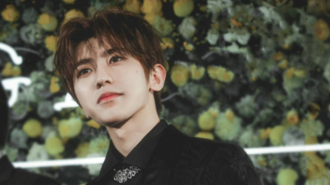 蔡徐坤出行阵仗大,超20位人员跟随,3层楼被粉丝围得水泄不通