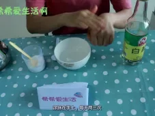 食盐和白醋是厨房的必备品,差不多所有家庭里都会有这两样东西,你...