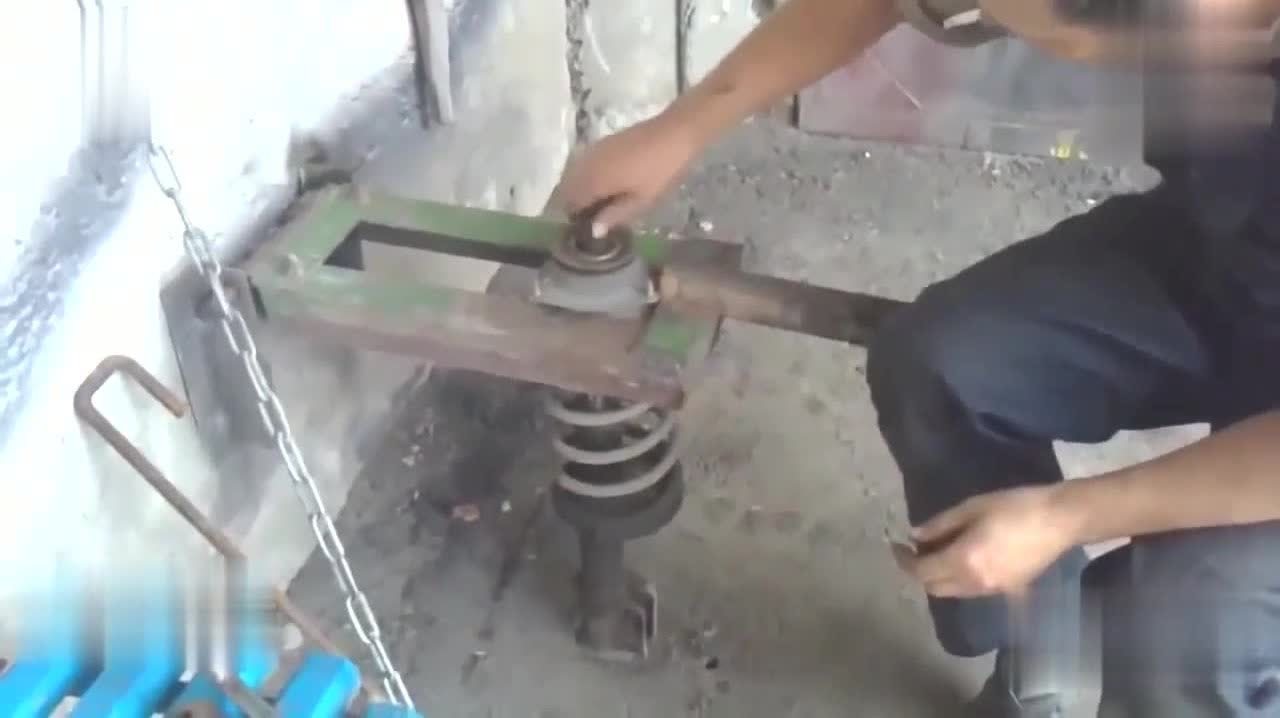 路边汽修店神操作,原来减震器弹簧可以这样压