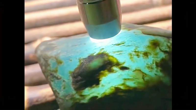 玻璃种是翡翠中品质最高的,就像玻璃一样透明的翡翠