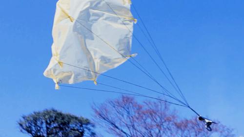 实拍国外手工达人自制一个小型降落伞,网友还真是童趣十足