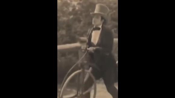 它是世界最早的自行车,一位绅士坐在它的横梁上,用双脚蹬地前进