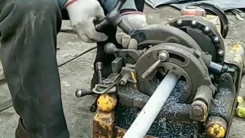 老大爷自制的切管神器,这效果还算可以,真是让我大开眼界了