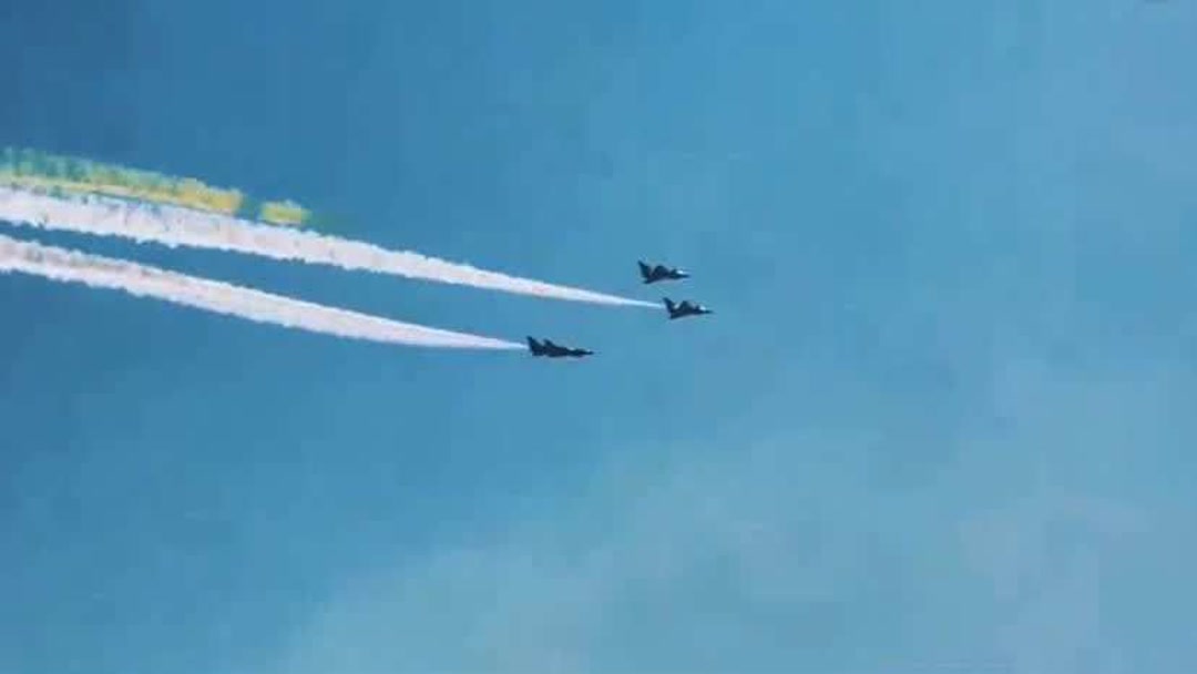 2018珠海航展!厉害了我的国!八一飞行表演队献上精彩飞行表